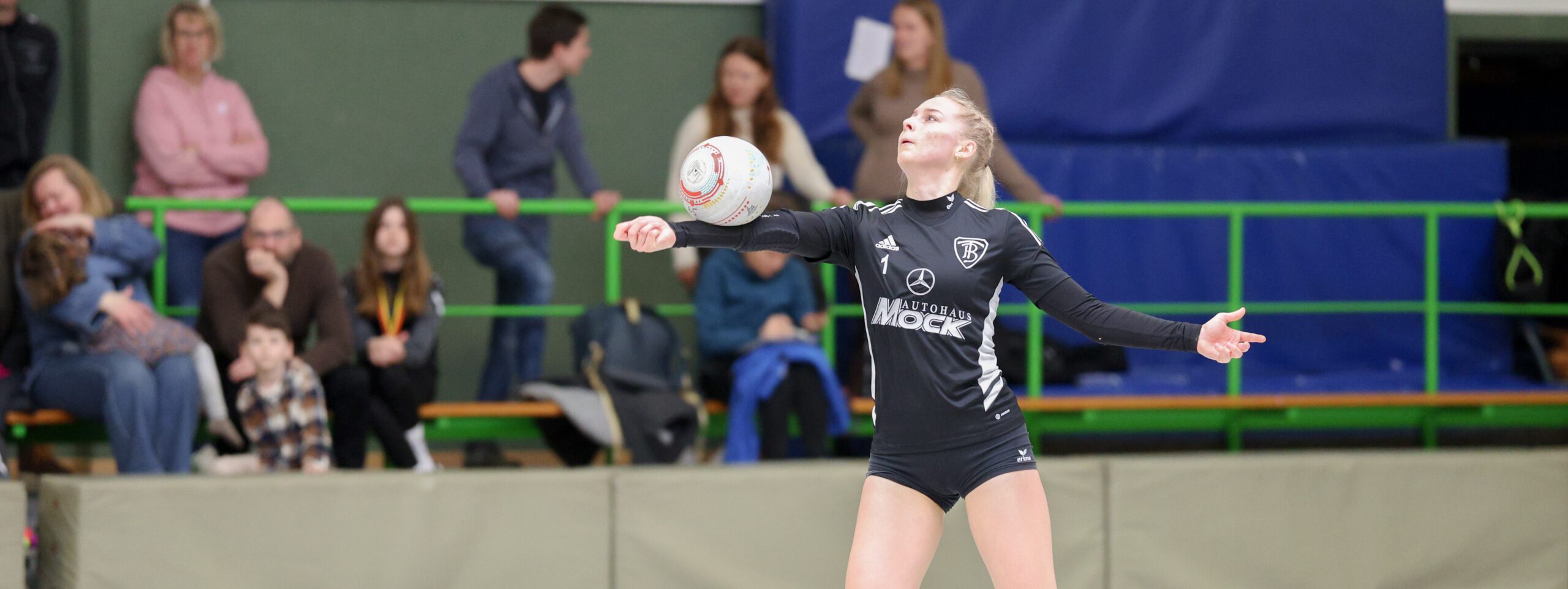 Saisonstart in Solingen: TVB-Faustballerinnen starten in Hallenspielzeit